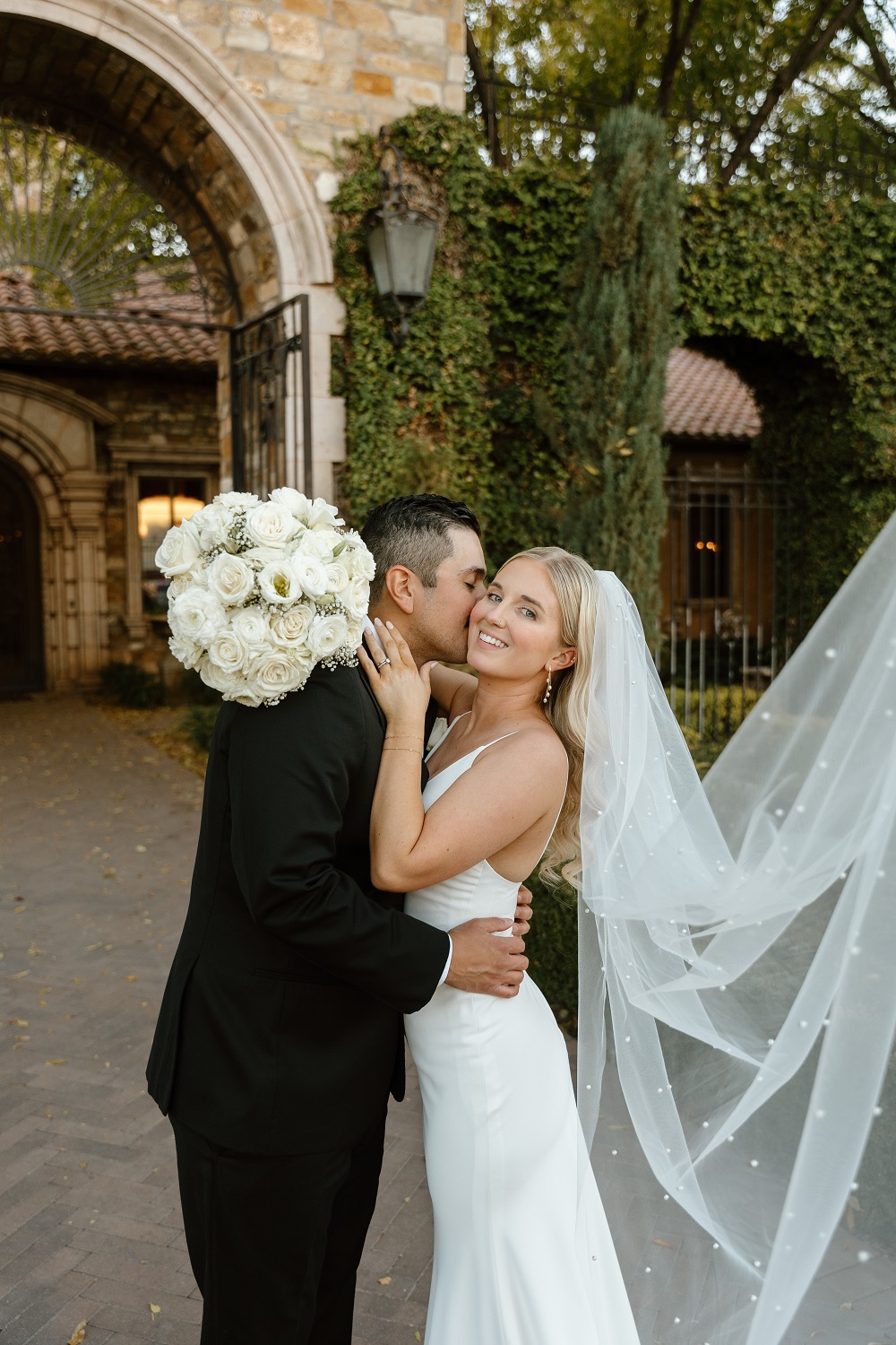 A chance meeting on Hinge led to true love for Kelli and Wieland,who ...